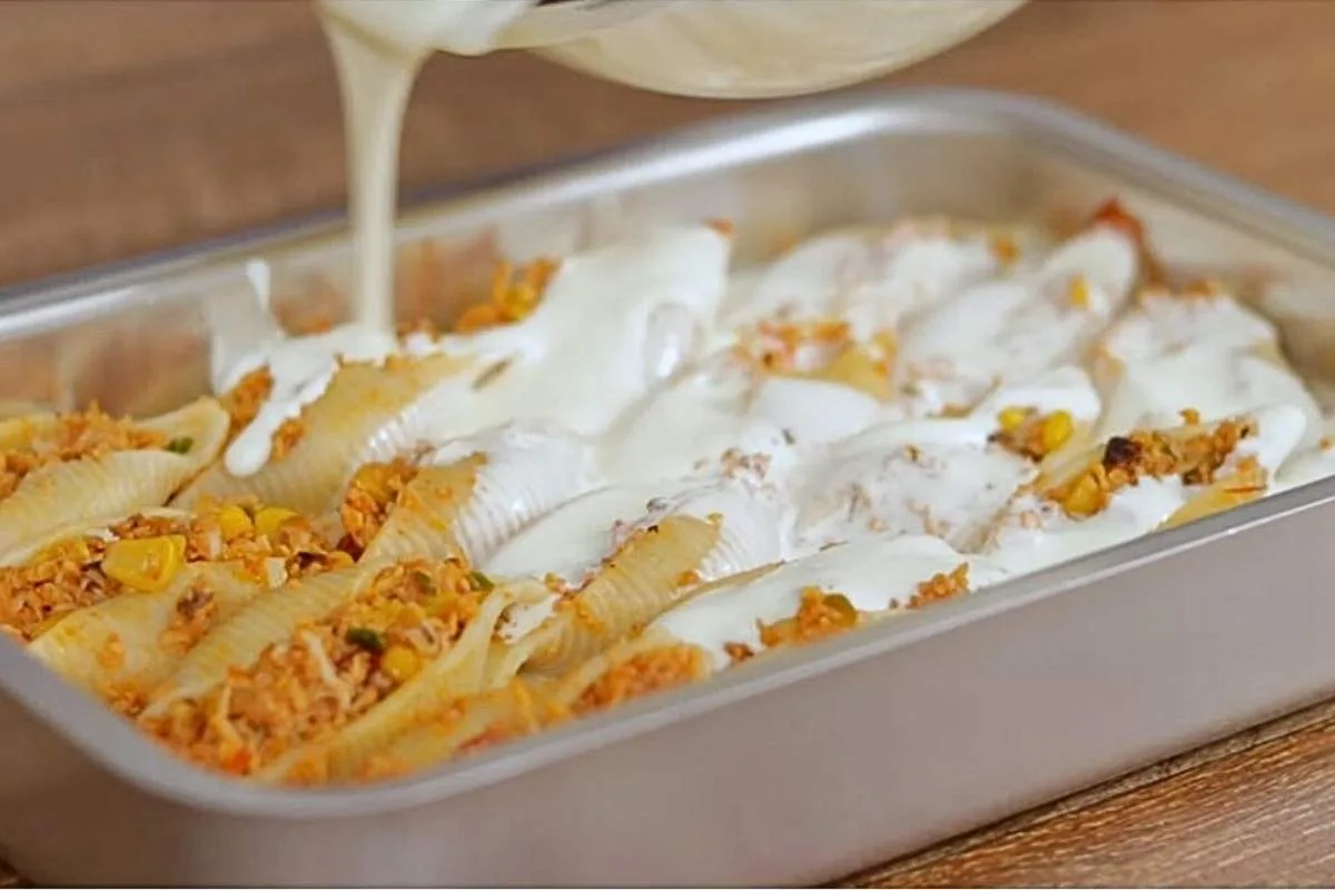 Conchiglioni Recheado com Frango e Molho Branco
